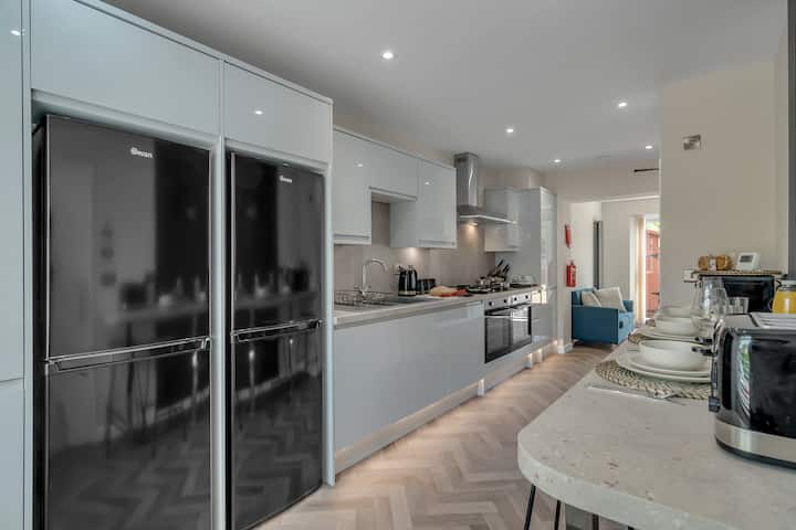 6 Br Home | Sleeps 12 | 4 Bathrooms | With Garden - Norwich