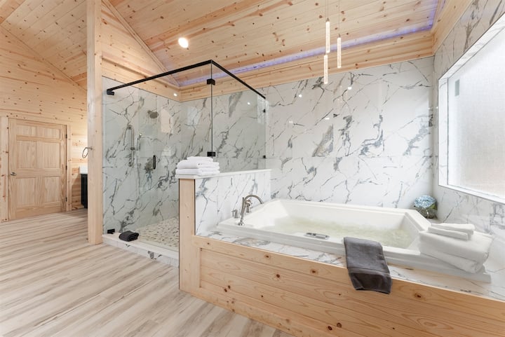 Hilltop Haven Luxury Treehouse Retreat For Couples - Clermont, GA