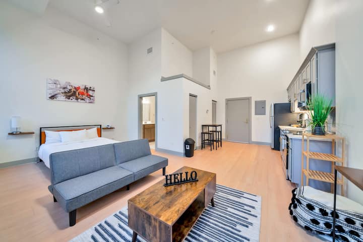 Cozy Apt W/ Free Parking | Near Norton Hospital - Louisville, KY