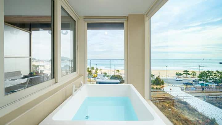 최고의 침구를 제공하는 세련된 객실, 503 Spa Villa(침대2,화장실1,거실) - Busan