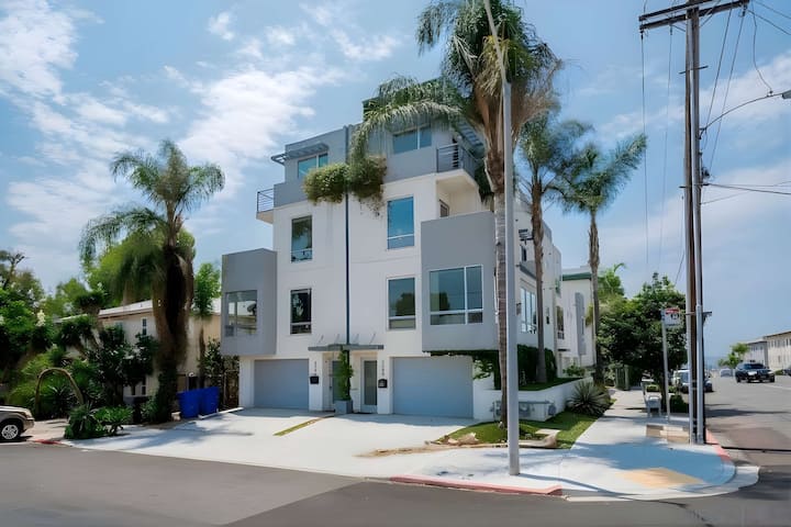 Chic Downtown Sd Hub For Families And Friends - San Diego, CA