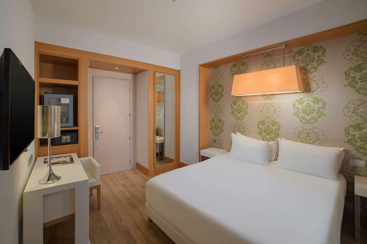 Room With Queen Size Bed At Nh Genova Centro - Genoa