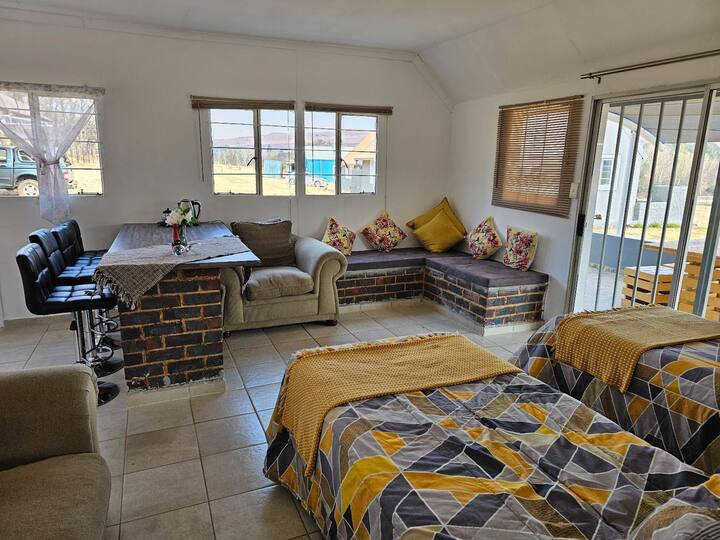 Kwamanzi Guest Farm - Deluxe Chalet - Magaliesburg