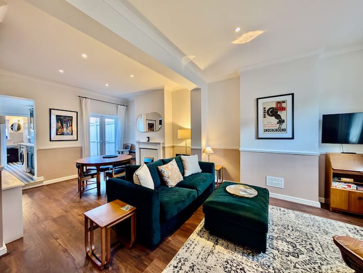 Stunning House With Private Backyard - Bromley