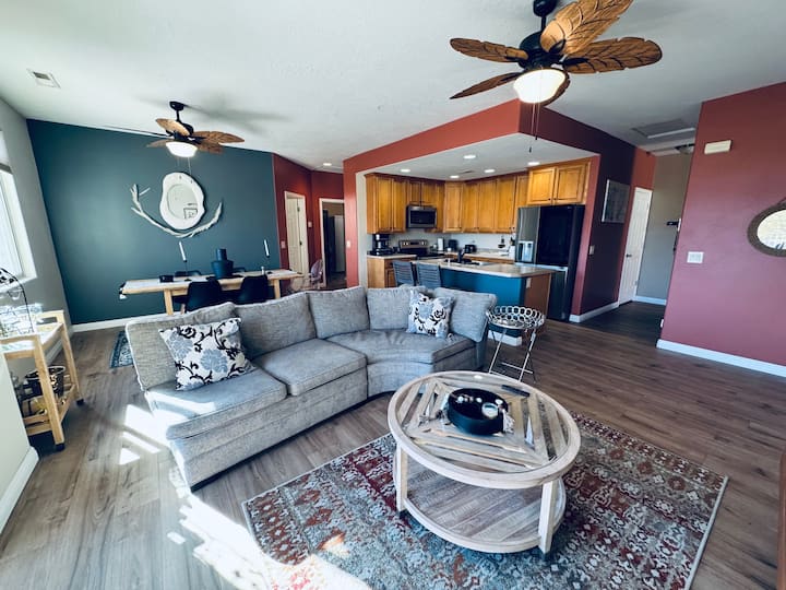 Sundown Sanctuary: Pet-friendly, Balcony, Golf! - Mesquite, NV