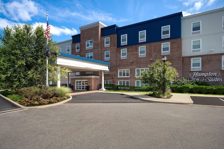Near Ridge Hill Shopping. Breakfast. Pool. Bar. - Dobbs Ferry, NY