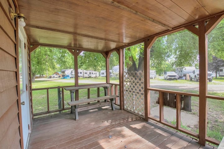 Cozy Cabin With Kitchenette & Loft - Mackinaw, IL
