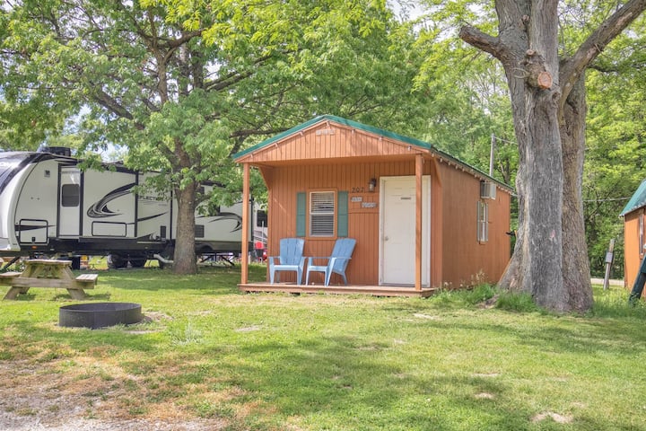 Comfort Cabin W/ Private Bath & Kitchenette - Mackinaw, IL