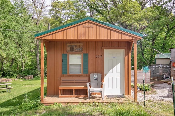 Family Cabin: Queen & Bunks, 1/2 Bath (6 Guests) - Mackinaw, IL