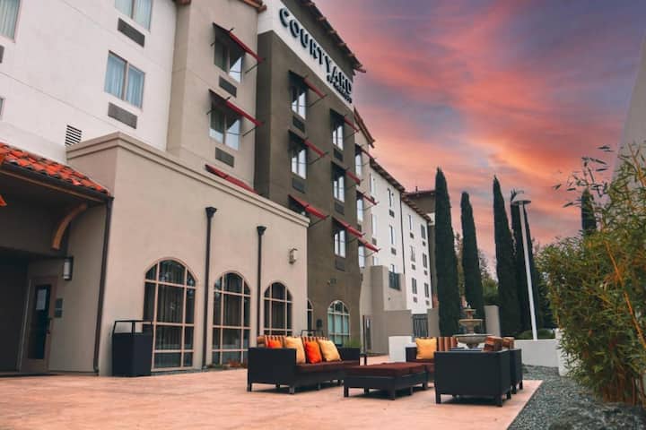 In The Heart Of Wine Country | Pool & Restaurant - Paso Robles, CA