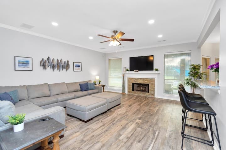 Spacious Family Oasis W/ Pool, 7br & Near Downtown - Houston, TX