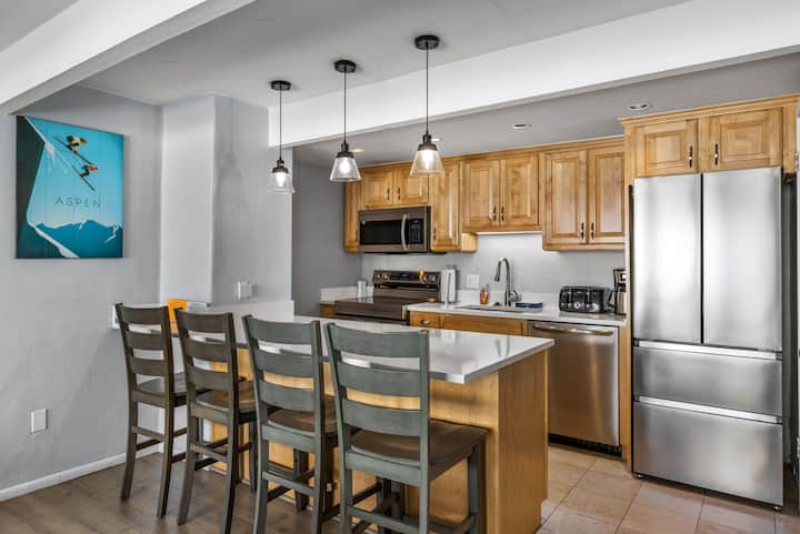 Downtown Aspen Condo Near Slopes & Dining - Aspen, CO