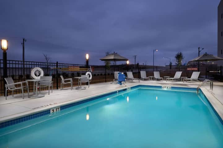Family-friendly Suite Near Six Flags - 3 Units - Fort Worth, TX