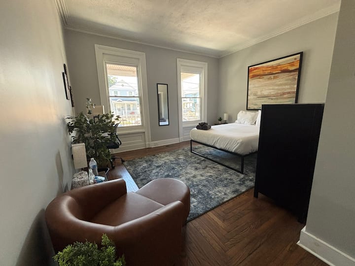 Juniper Room - Near Yale & New Haven Hospital - New Haven, CT