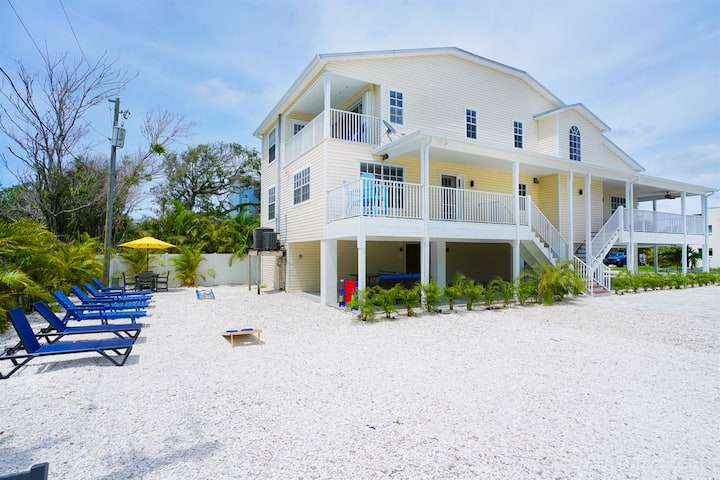 Steps From Beach With 2 Golf Carts Sleeps 16! - Indian Rocks Beach, FL