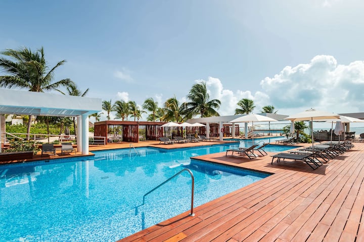 Romantic Beachfront Penthouse W/ Tub - Isla Mujeres