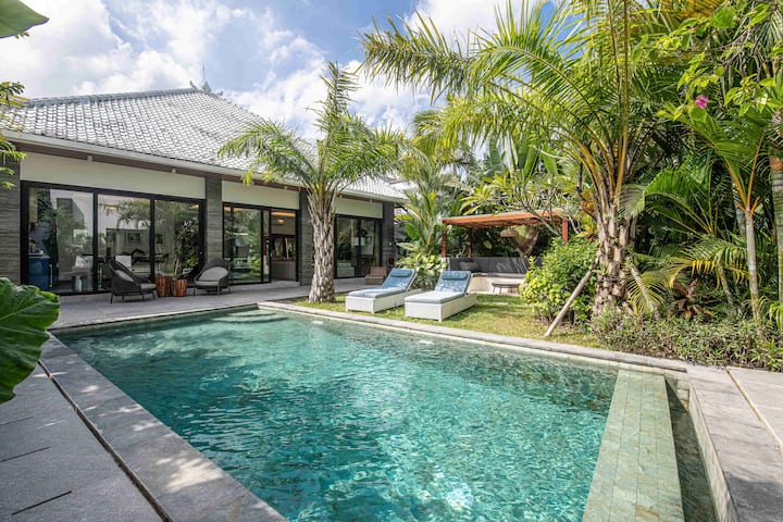Elegant 3br Retreat, Stylish Modern Villa Seminyak - Kuta