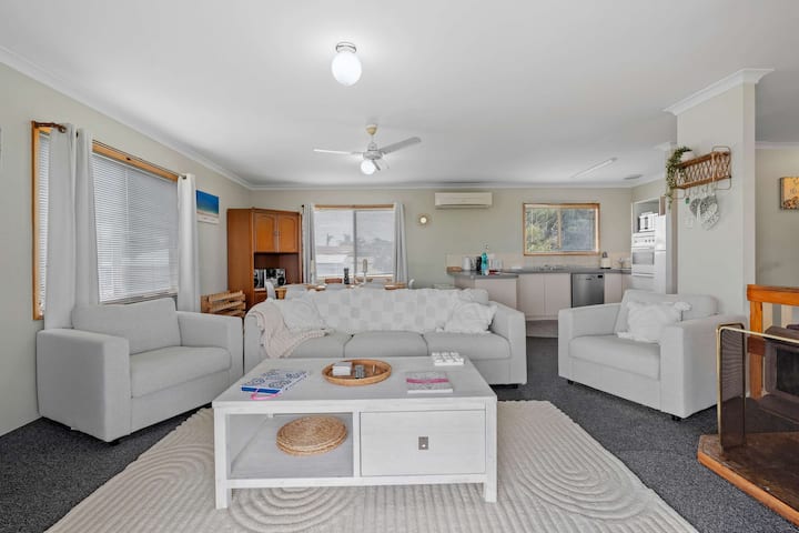 Spacious Beach Retreat  4br, 2ba Coastal Escape In - Binningup