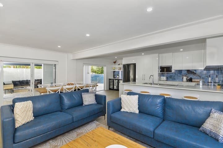 Pool, Alfresco, Beach Access & Luxe Comfort - The Entrance