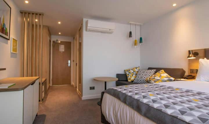 Comfy Double With Several Dining Options - Leicester