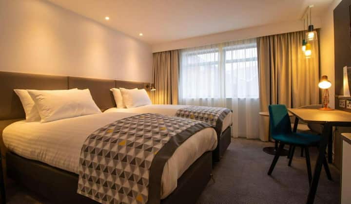 Lovely Twin, Good Transport Links To Leicester - Leicester