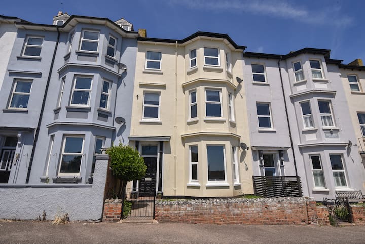 Flat 2, 10 Seafield Road - Seaton