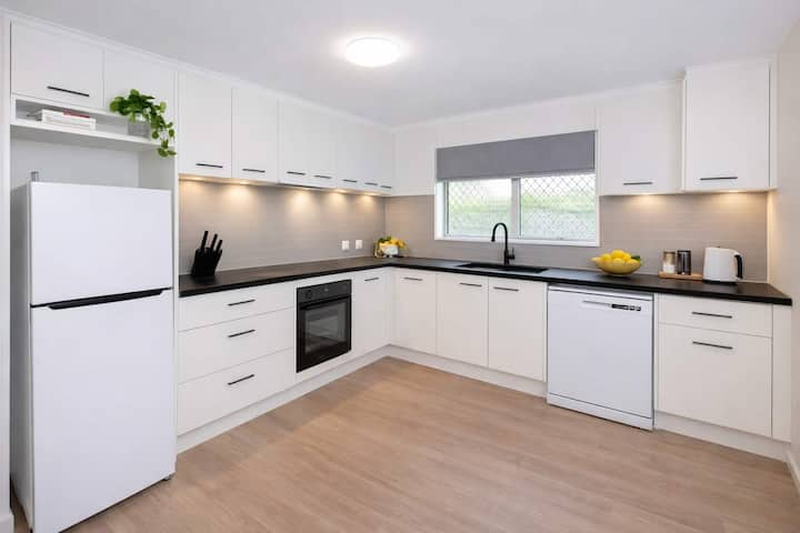 Modern Family Retreat • Walk To Mater Hospital • P - Townsville