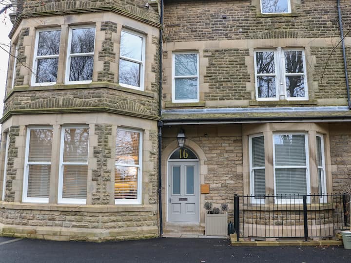 Hunter's Lodge - Buxton, UK