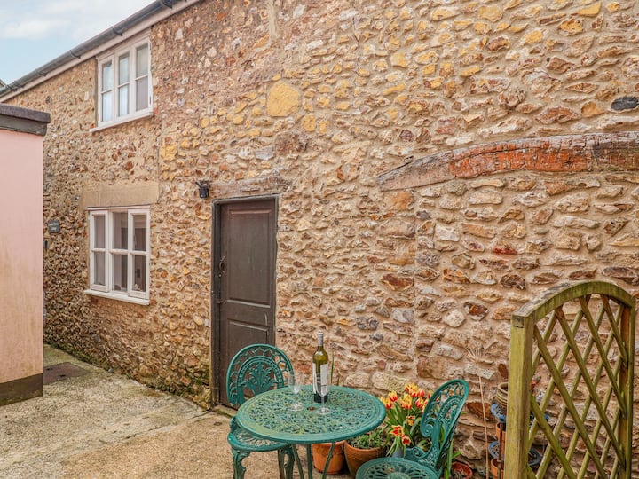 Upside Down Cottage - Seaton