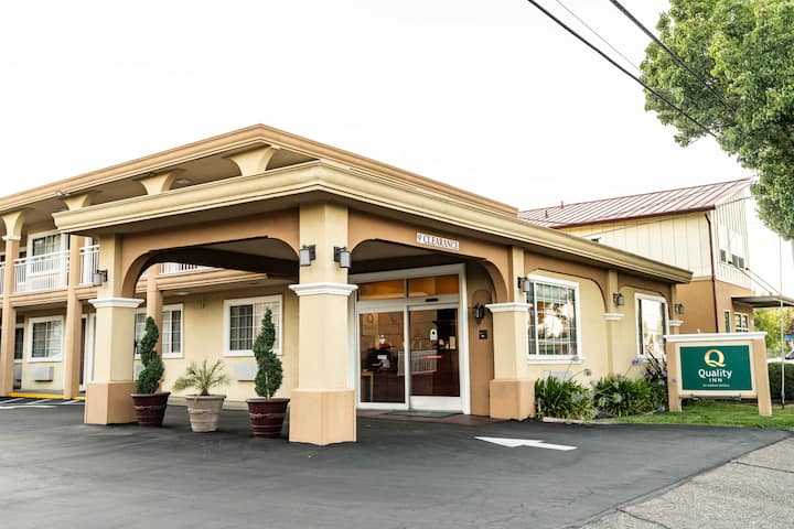 Near Lake Mendocino + Free Breakfast. Pool. - Ukiah, CA