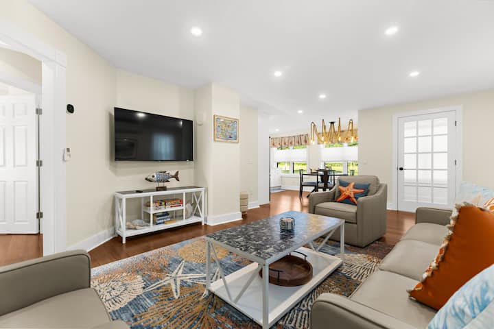 Whaler’s Rest, Historic Flat Near Harbor & Beach - Stonington, CT