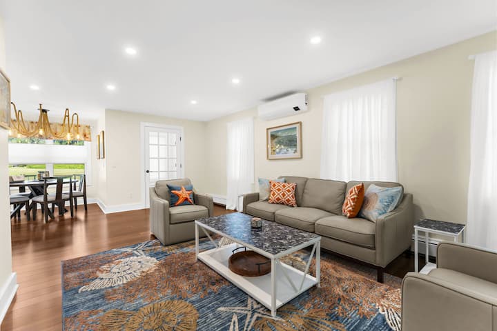 Whaler’s Rest, Historic Flat Near Harbor & Beach - Stonington, CT