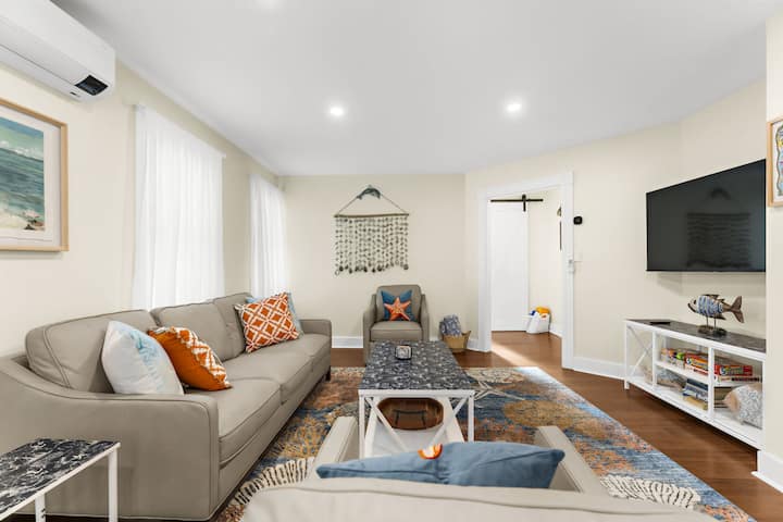 Whaler’s Rest, Historic Flat Near Harbor & Beach - Stonington, CT