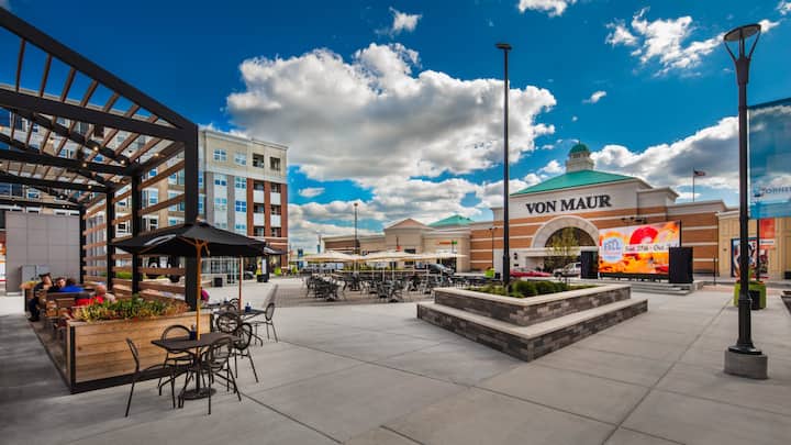 Brookfield Escape | Bar. Indoor Pool. Gym. - Waukesha, WI
