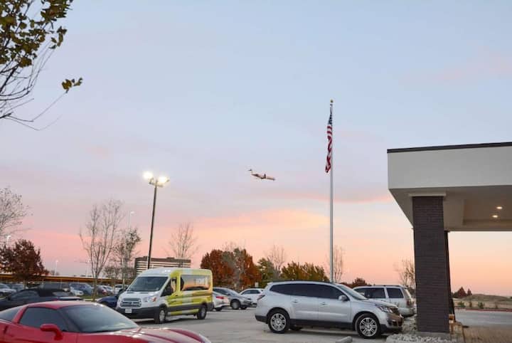 Six Minutes To Dfw | Free Breakfast & Parking - Grapevine, TX