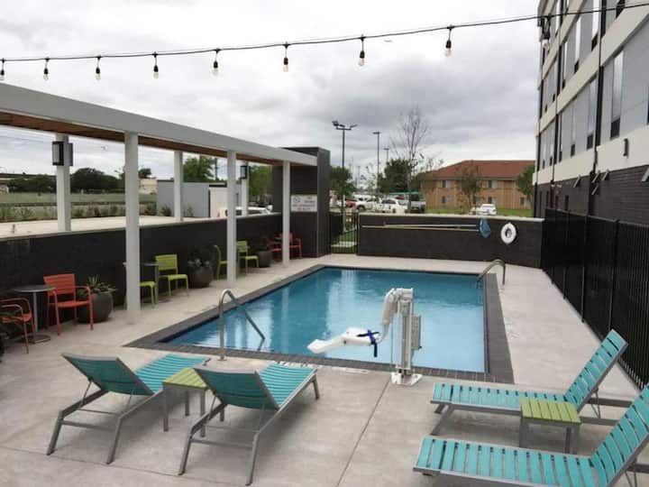 Minutes To Dfw | Free Airport Shuttle. Kitchenette - Grapevine, TX