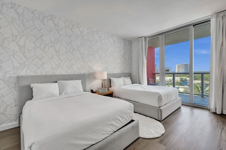 Ocean & Canal View Studio Beach 8 Min Pool Gym 804 - Hallandale Beach, FL