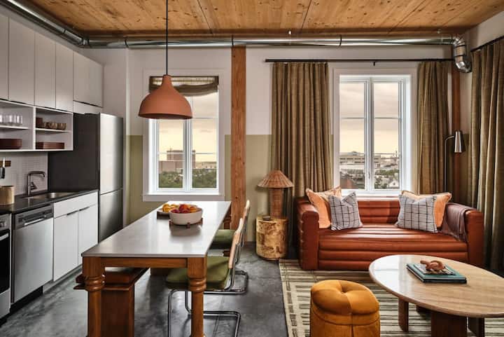 Walk To City Market + Bike Rentals & Bar Onsite - Savannah