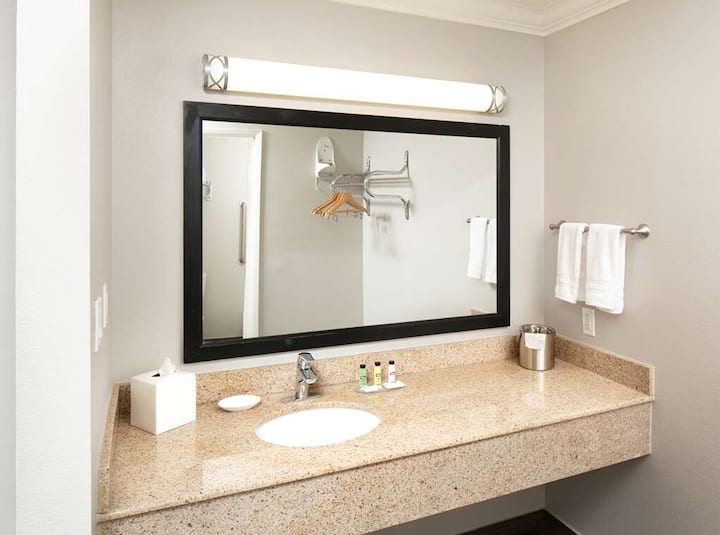 Two Large Room Near Scenic Temecula Wineries! - Temecula, CA