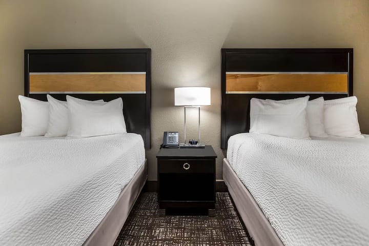 2 Queens | La Quinta Mission Bay | Free B'fast - San Diego, CA