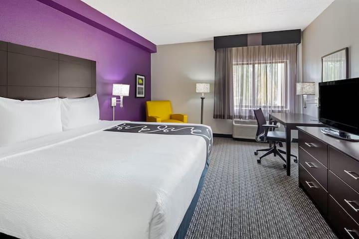 Laquinta Miami | 1 King | W/ Free Shuttle Service - Miami, FL
