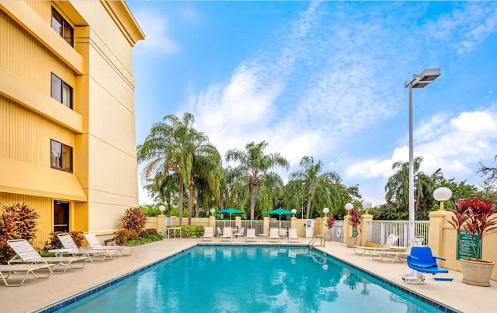 2 Family-friendly Rooms—w/ Free B'fast & Parking - Hialeah, FL