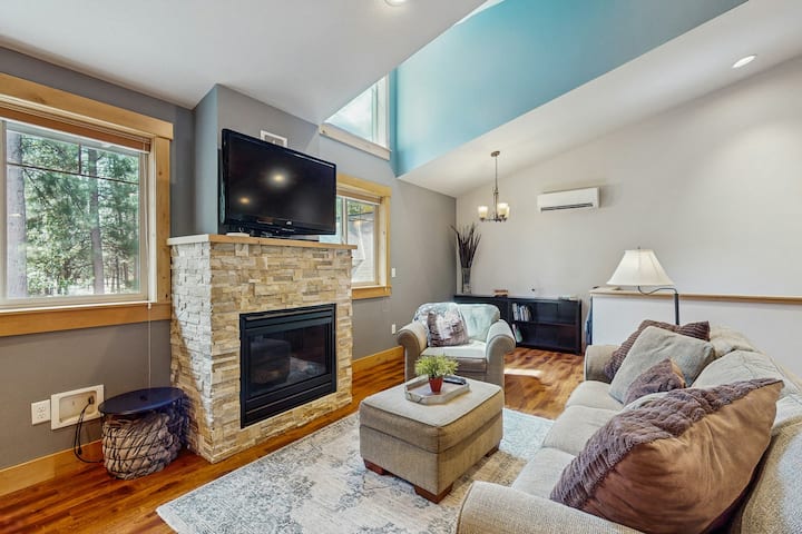 Modern 2 Br Apt | Pool | Fireplace | Wifi - Sisters, OR