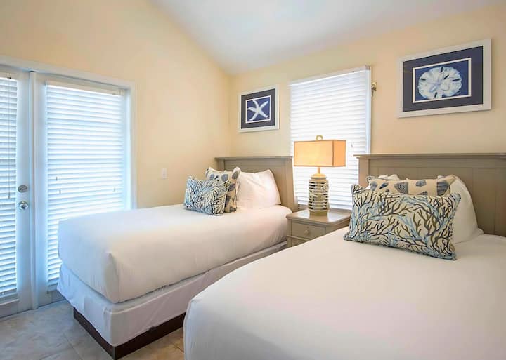 Close To The Beach! Full Kitchen, Onsite Pool! - Marathon, FL