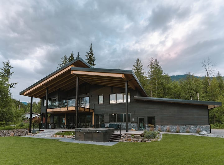 Camozzi Chalet At The Base Of Revelstoke Resort - Revelstoke