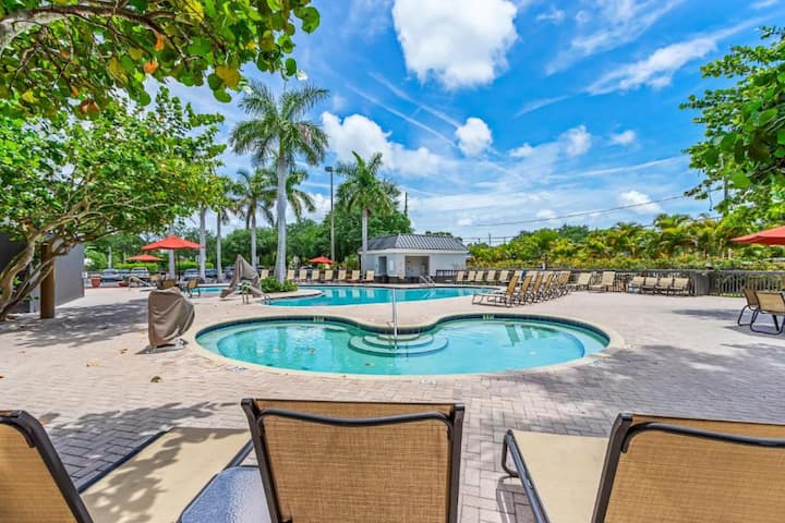 Quick Drive To Beach | Pool. Bar + Free Parking - St. Petersburg, FL