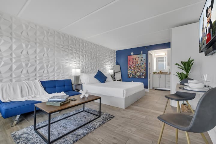 Stay Minutes From Disney + Pool & Free Parking - Old Town, Kissimmee