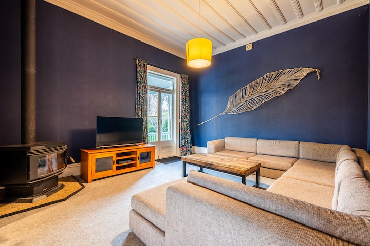 Character-filled 4-bedroom Villa – Pool Access - 