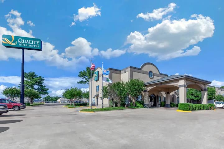 Close To Choctaw Casino | Free Breakfast & Pool - Silo, OK