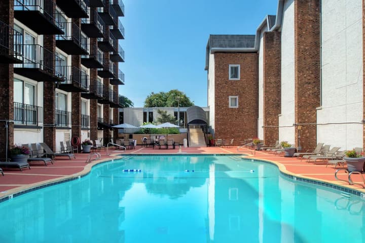 Walk To Downtown Winston-salem | Free Parking. Gym - Winston-Salem, NC